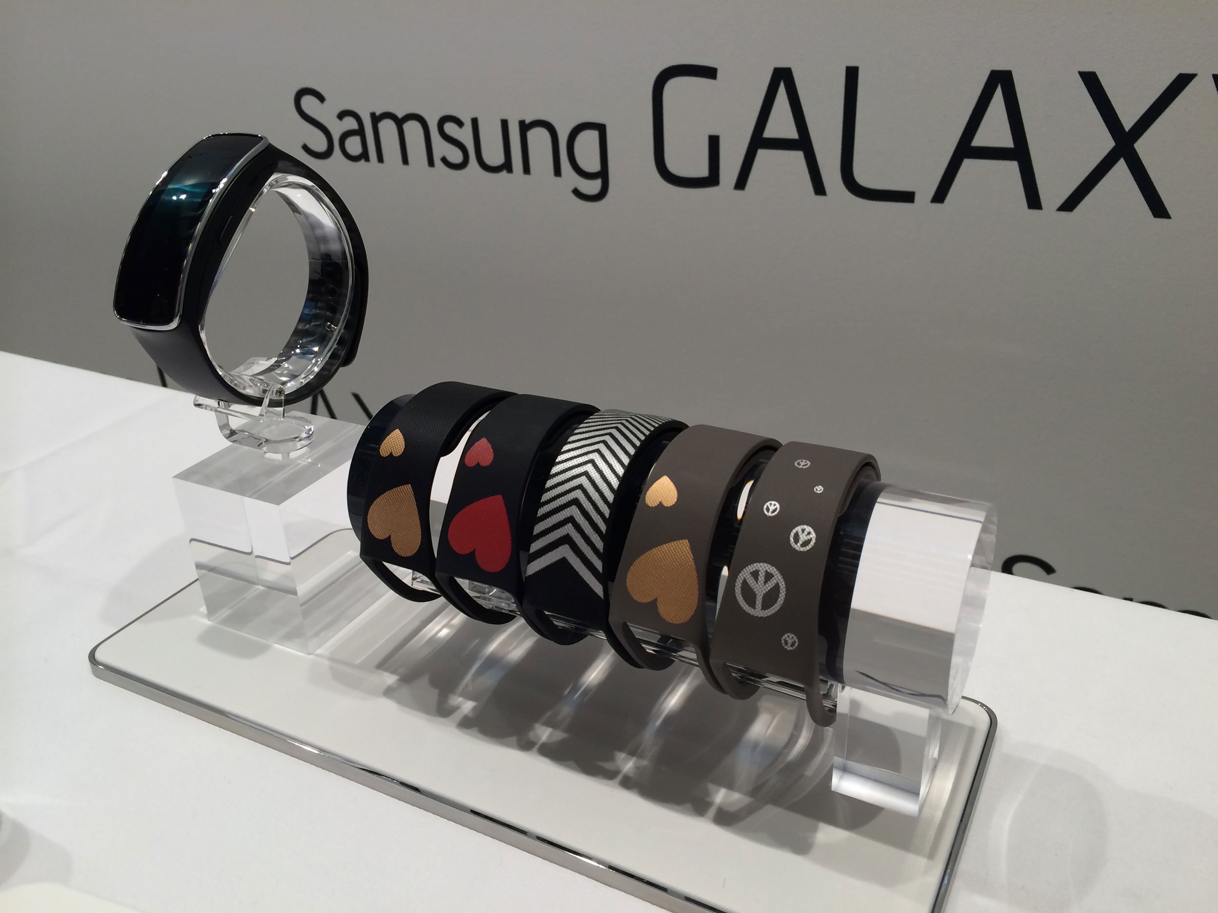 Samsung Gear Fit ya es oficial en MWC 2014