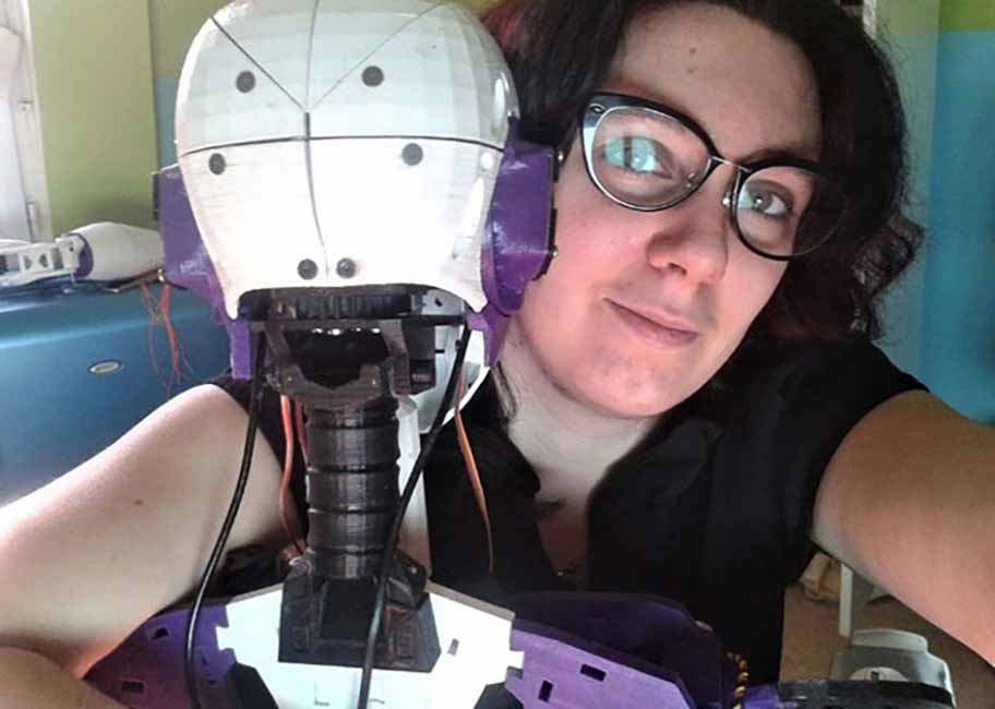Mujer construye un robot y se quiere casar con él