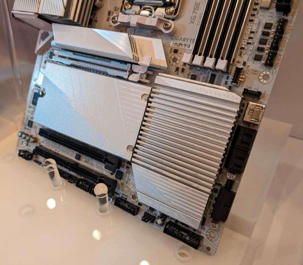 Gigabyte mostró sus Placas Madre para chips Intel y AMD con PCB en Color Blanco en CES 2024