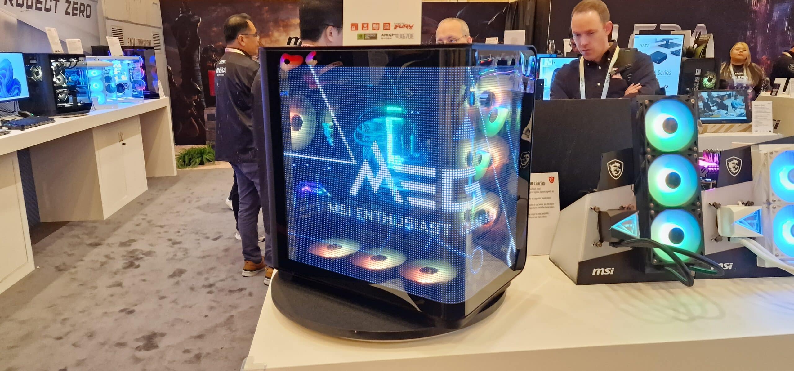 MSI muestra Pantallas LED Transparentes en sus Gabinetes y se ven ...