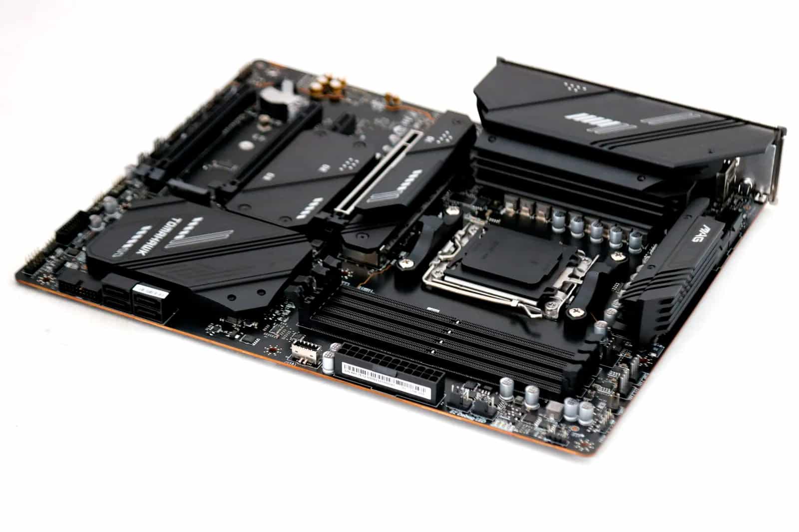 El chipset AMD X870E hará su debut junto con los CPU Ryzen 9000