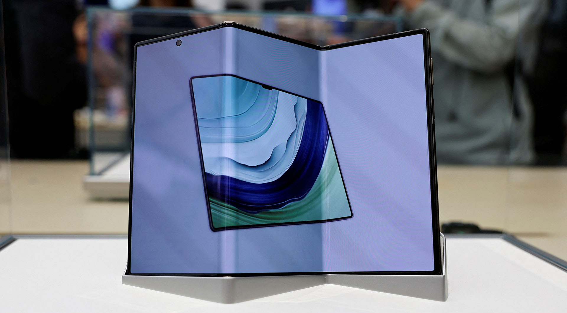 Huawei revela el primer teléfono inteligente del mundo con tres pantallas flexibles, el Mate XT