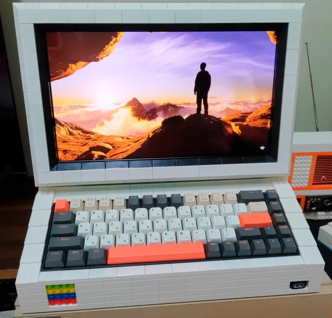 Crean una PC con piezas de LEGO y monitor OLED de 60 dólares